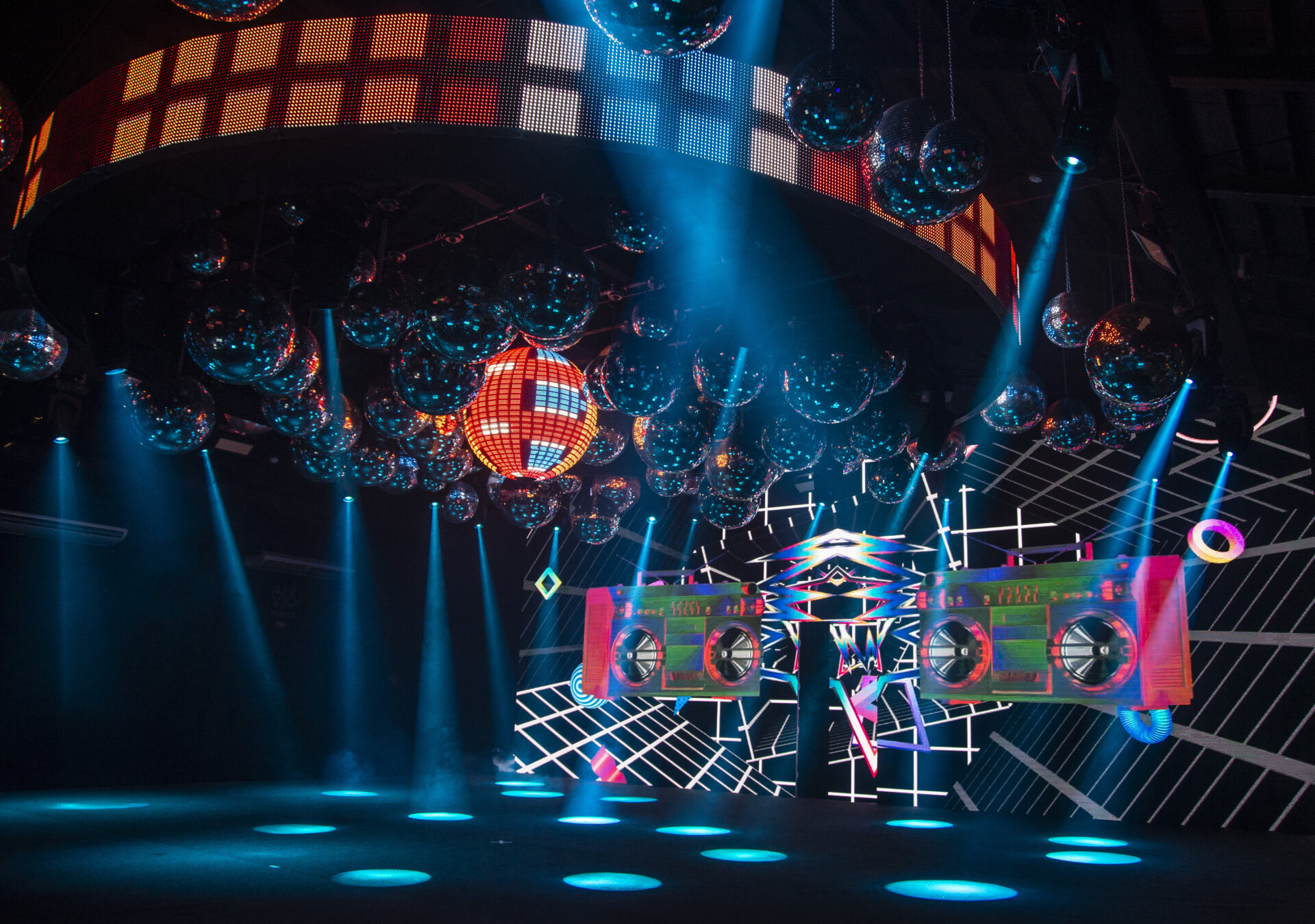 Simone Tomé – "Tout à coup 30! Oops 50! - INT Design