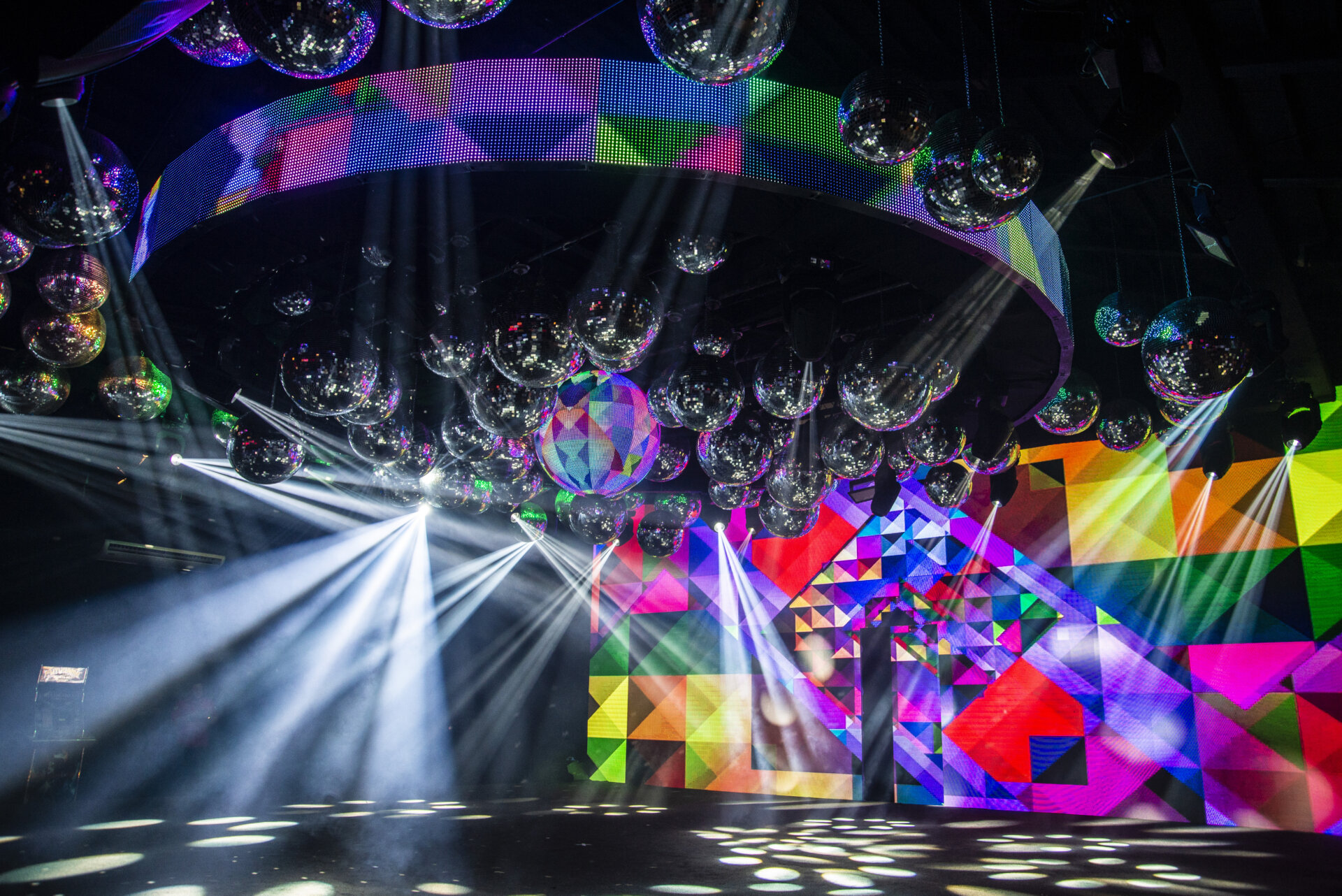 Simone Tomé – "Tout à coup 30! Oops 50! - INT Design