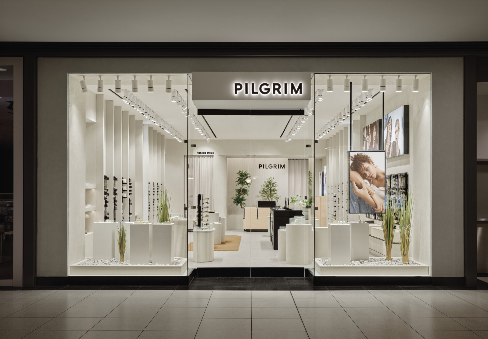 Pilgrim Toronto Eaton Centre - INT Design