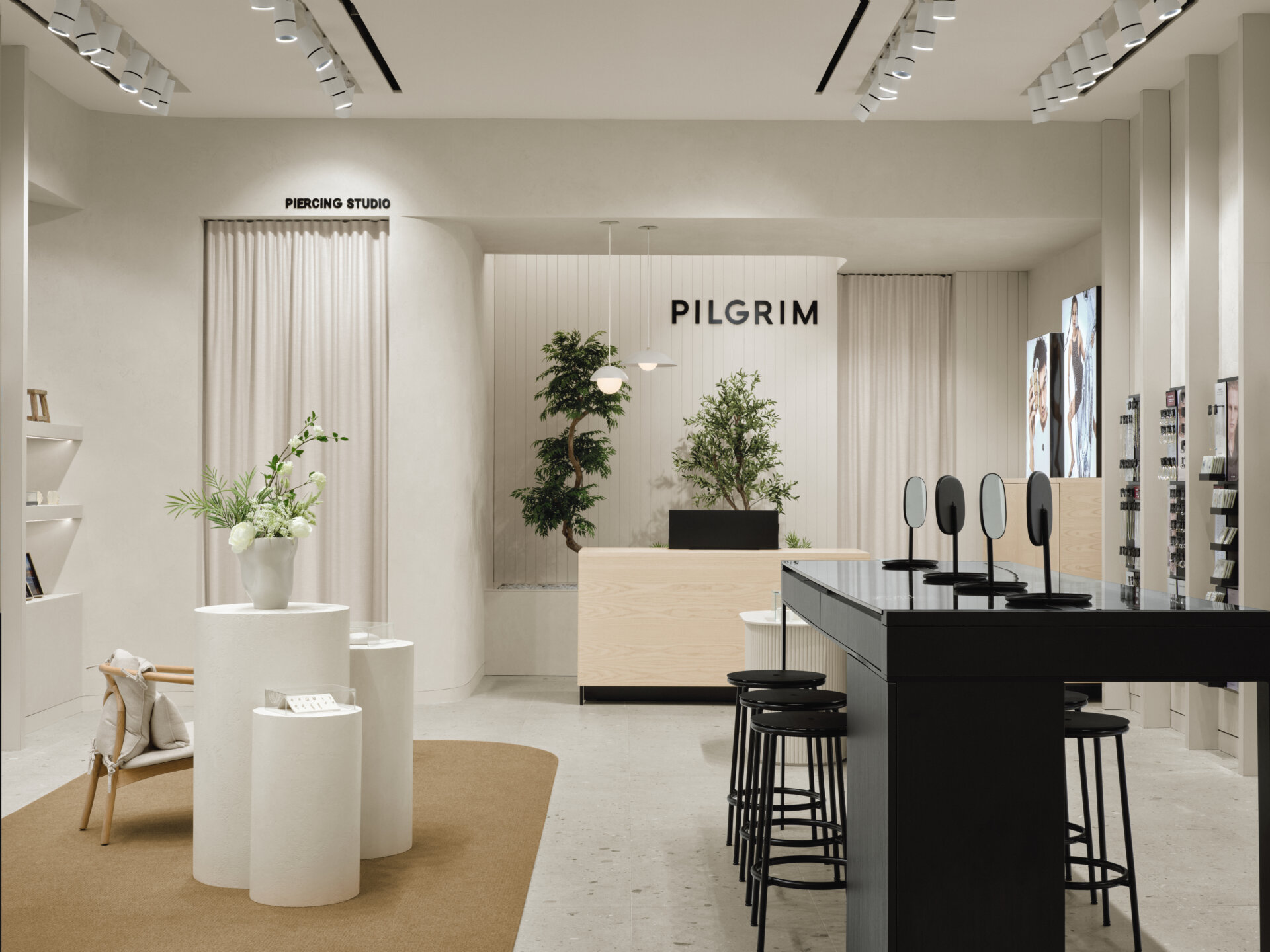 Pilgrim Toronto Eaton Centre - INT Design